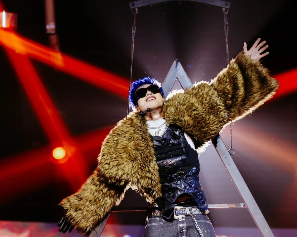 Negav tái ngộ Văn Mai Hương trên sân khấu Anh Trai "Say Hi" - Esquire Vietnam